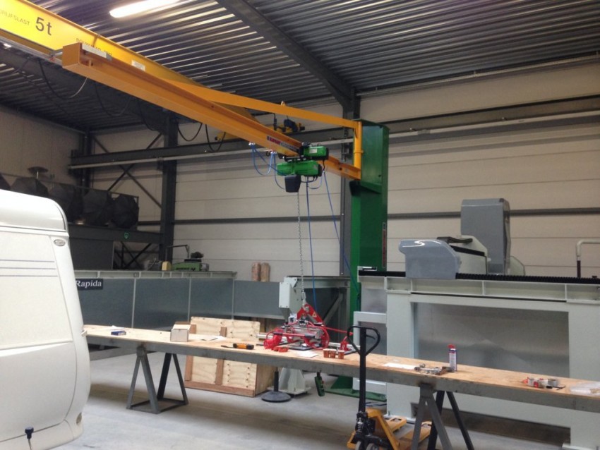 Column and bracket jib crane with tie-rod girder jib - Lifting ...